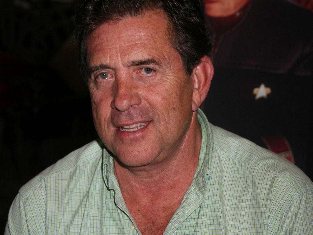 "Alle unter einem Dach"-Star Barry Jenner ist tot | Promiflash.de