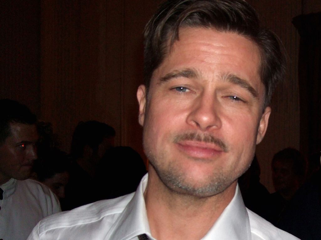 Brad Pitt besoffen: Deshalb eskalierte Streit im Flugzeug! | Promiflash.de