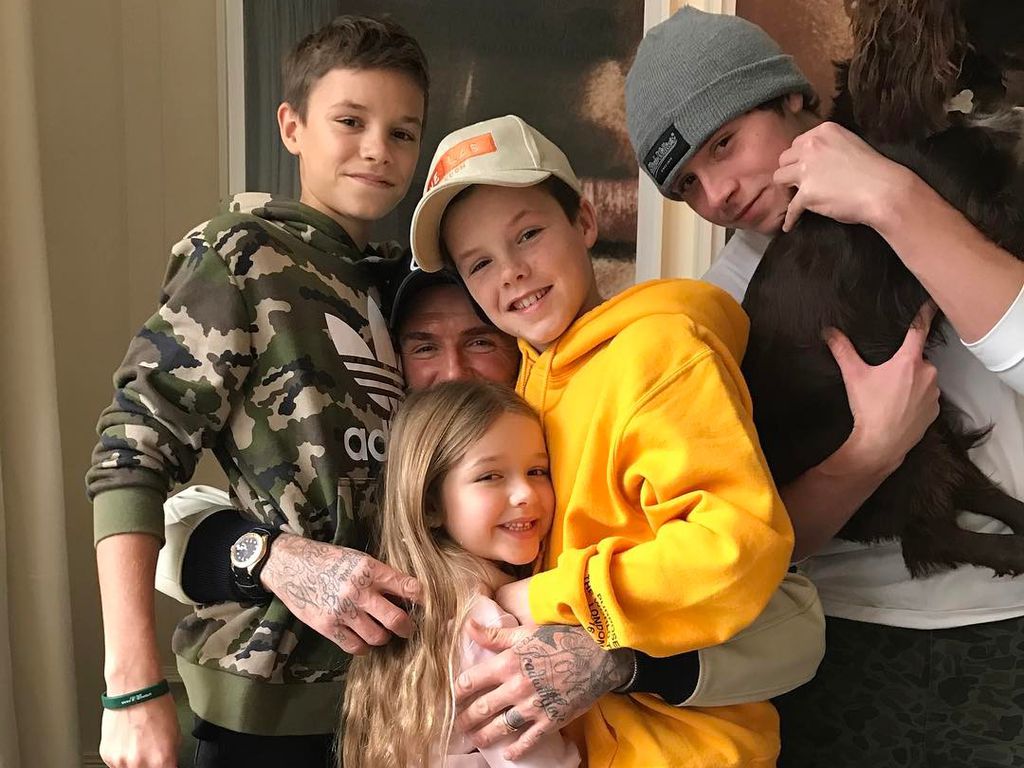 Süßes Family-Bild: David Beckham & Kids im Knuddel-Fieber! | Promiflash.de