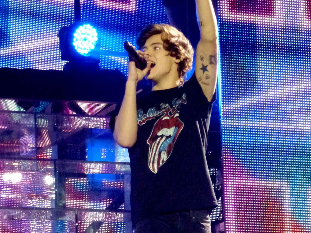 Harry Styles wird die Hose heruntergezogen! | Promiflash.de