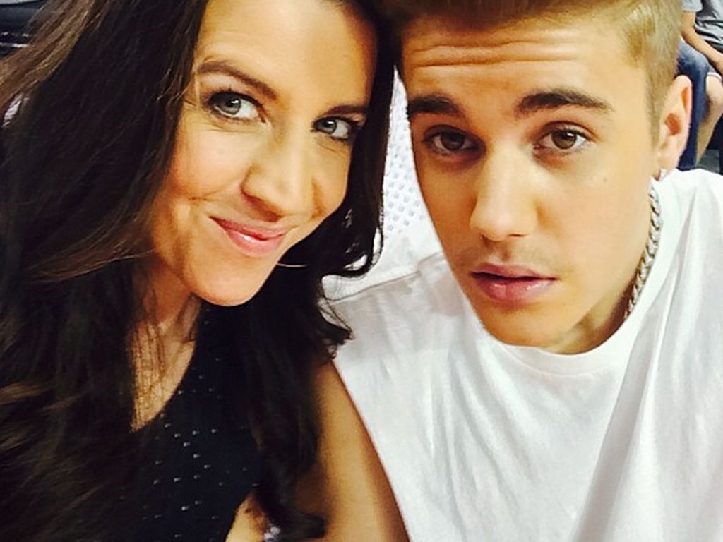 Zu "geil"? Justin Biebers Mutter ermahnt Fans | Promiflash.de