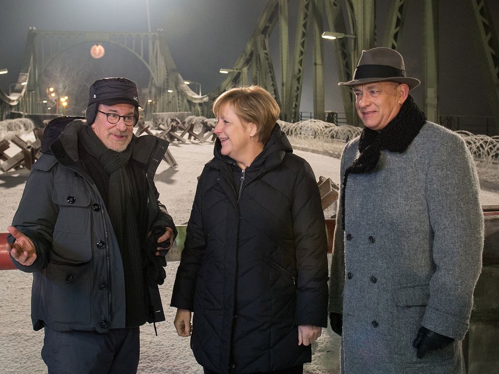 Fan-Girl Angie: Merkel besucht Hanks & Spielberg | Promiflash.de