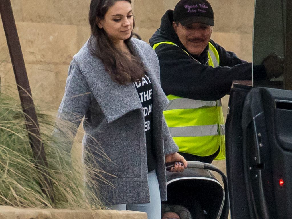 Familienausflug bei den Kutchers: 1. Baby-Foto von Dimitri | Promiflash.de