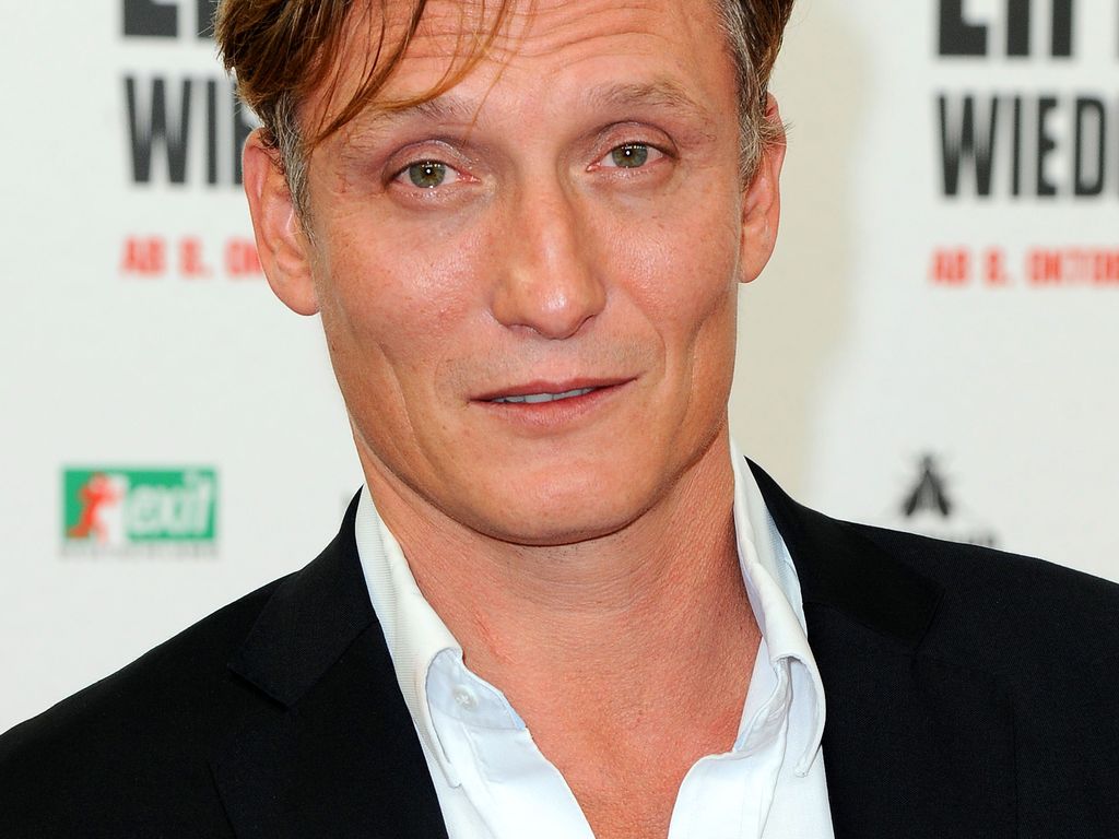 "Er ist wieder da": So wurde Oliver Masucci zu Adolf Hitler | Promiflash.de