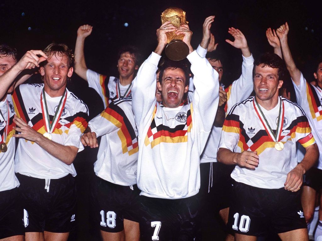 Pierre Littbarski: So fühlt sich der WM-Pokal an | Promiflash.de