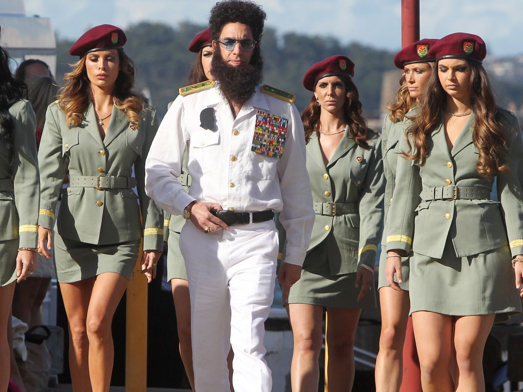 The Dictator: Invasion der 12 sexy Beine | Promiflash.de