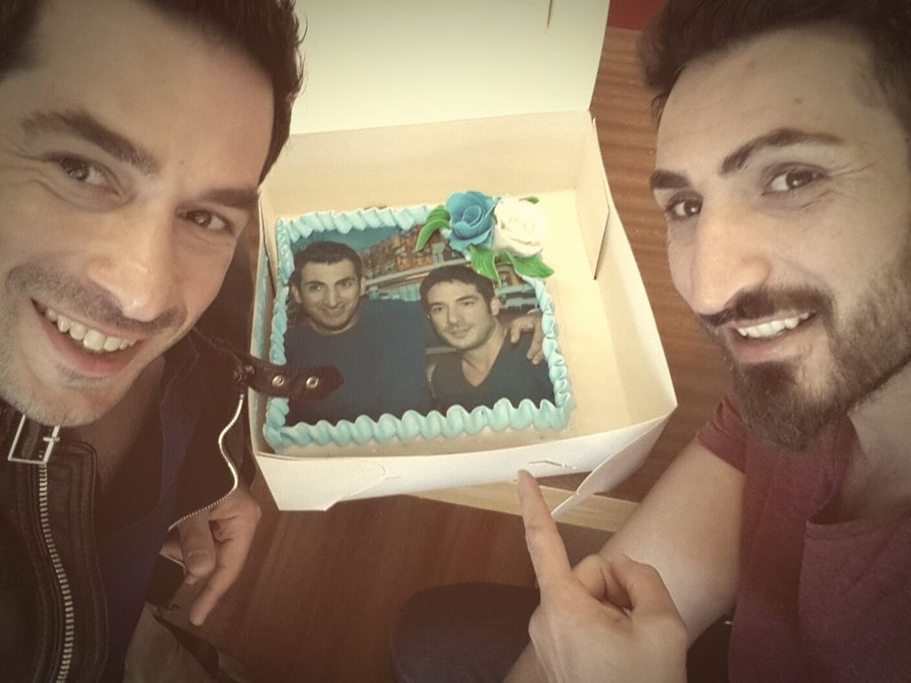 Süßes GZSZ-Abschiedsgeschenk: Tayfun total gerührt | Promiflash.de