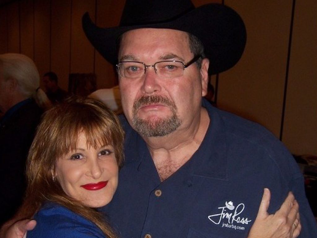 Trauer bei WWE-Legende Jim Ross: Seine Frau stirbt mit 55 | Promiflash.de