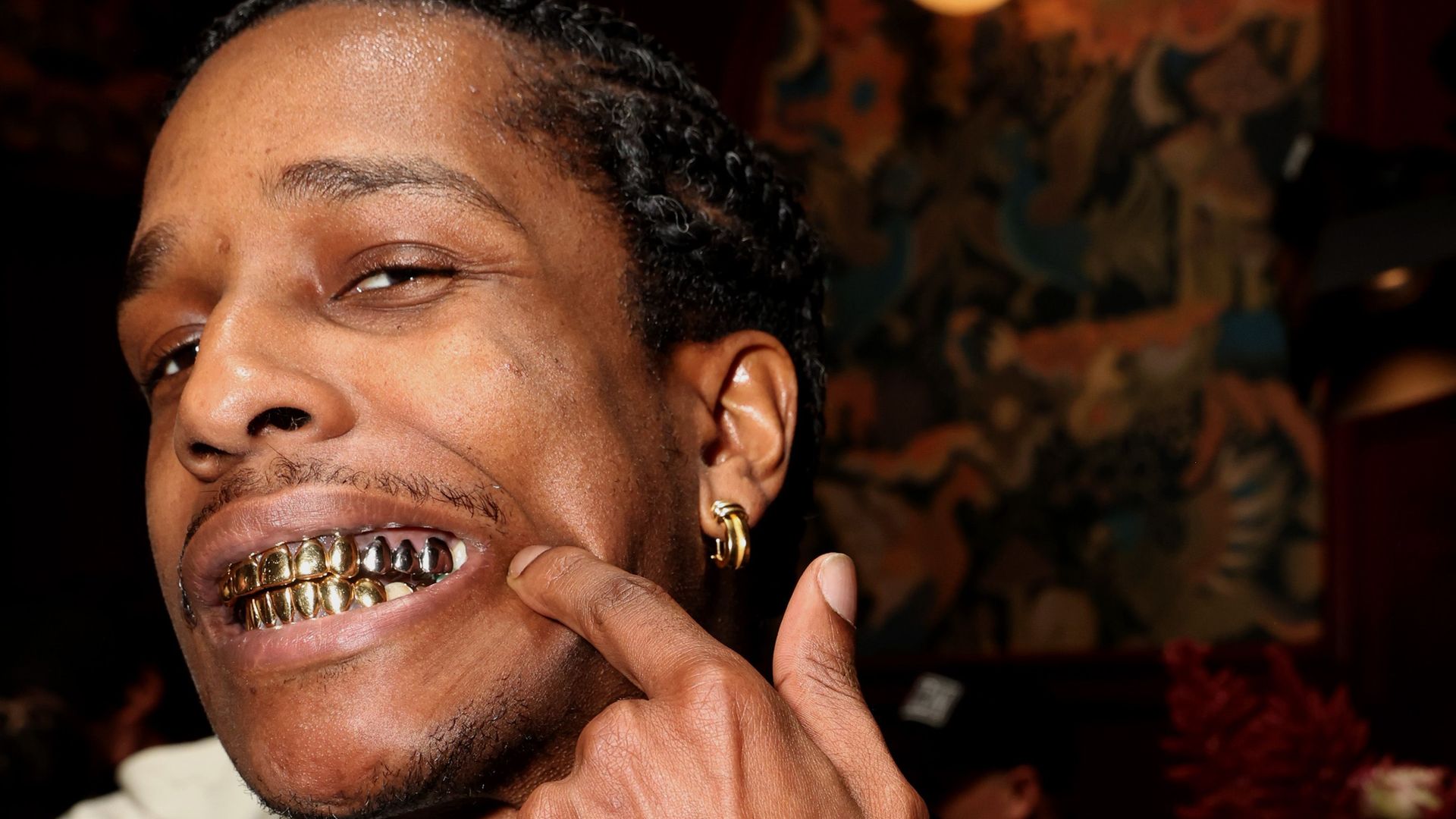 A$AP Rocky präsentiert stolz seine goldenen Beißer auf Party