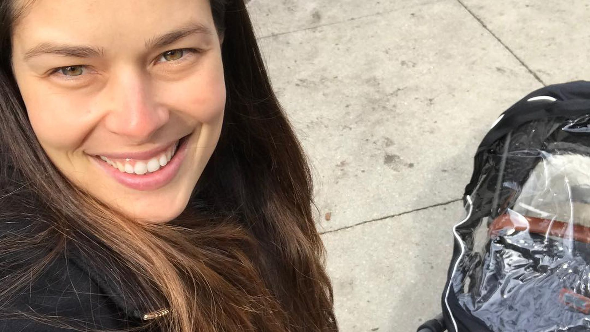 Als Neu-Mama: Ana Ivanovic genießt Spaziergang mit Baby-Boy | Promiflash.de