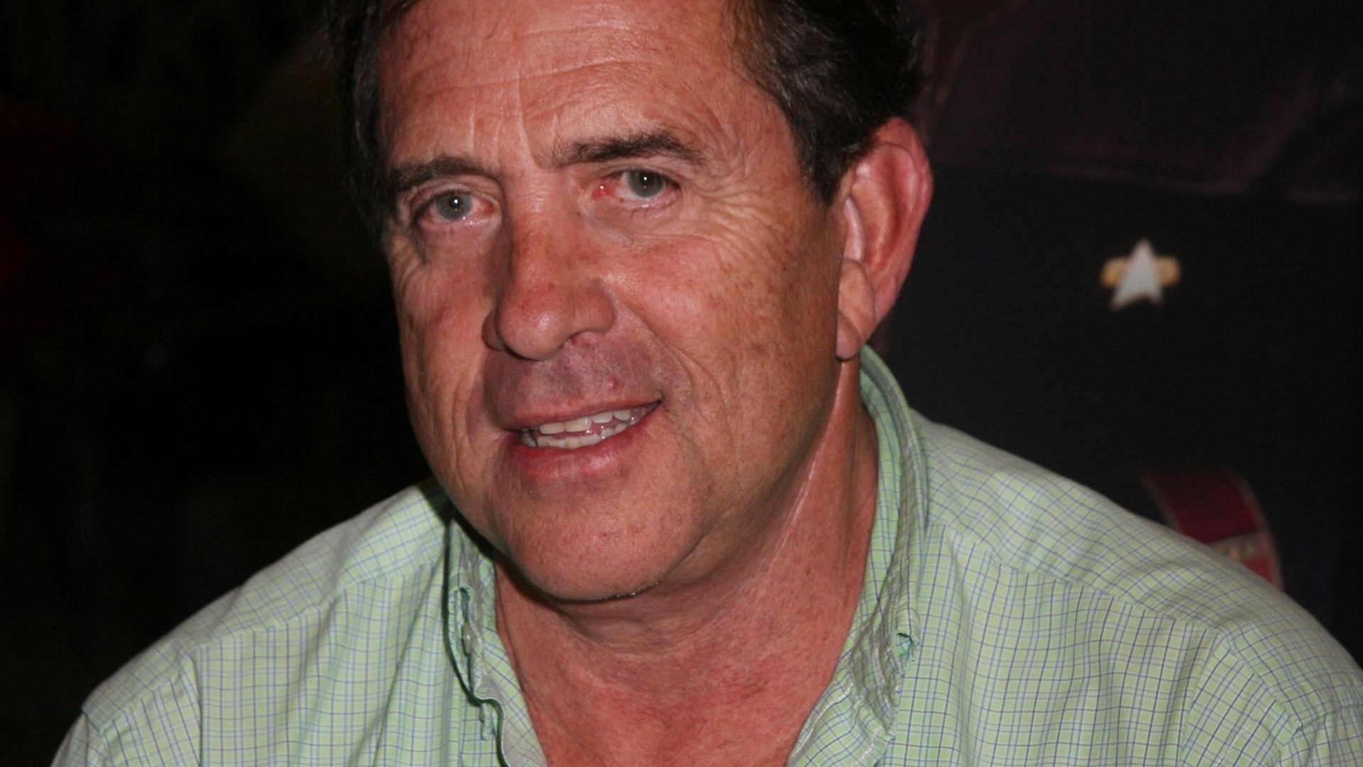 "Alle unter einem Dach"-Star Barry Jenner ist tot | Promiflash.de