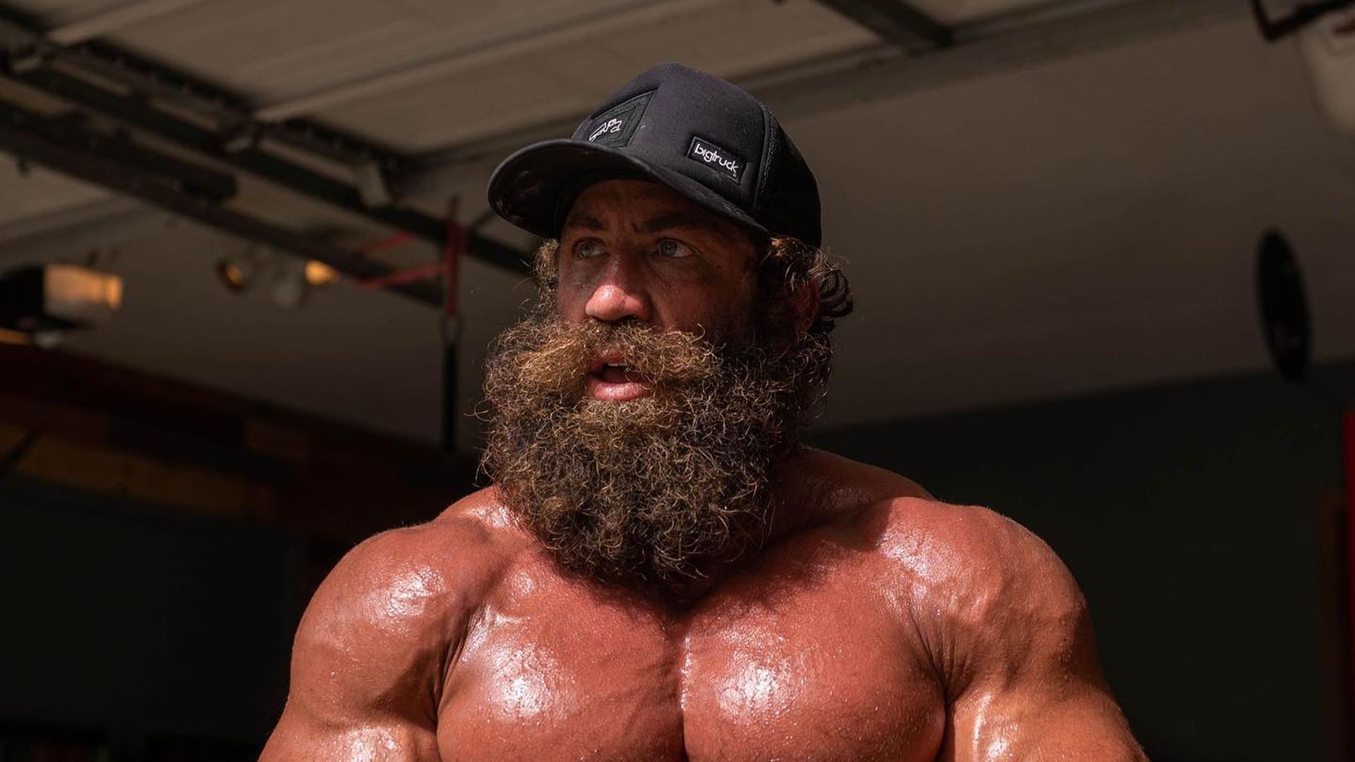 Dieser Fitness-Influencer ernährt sich von rohen Innereien!