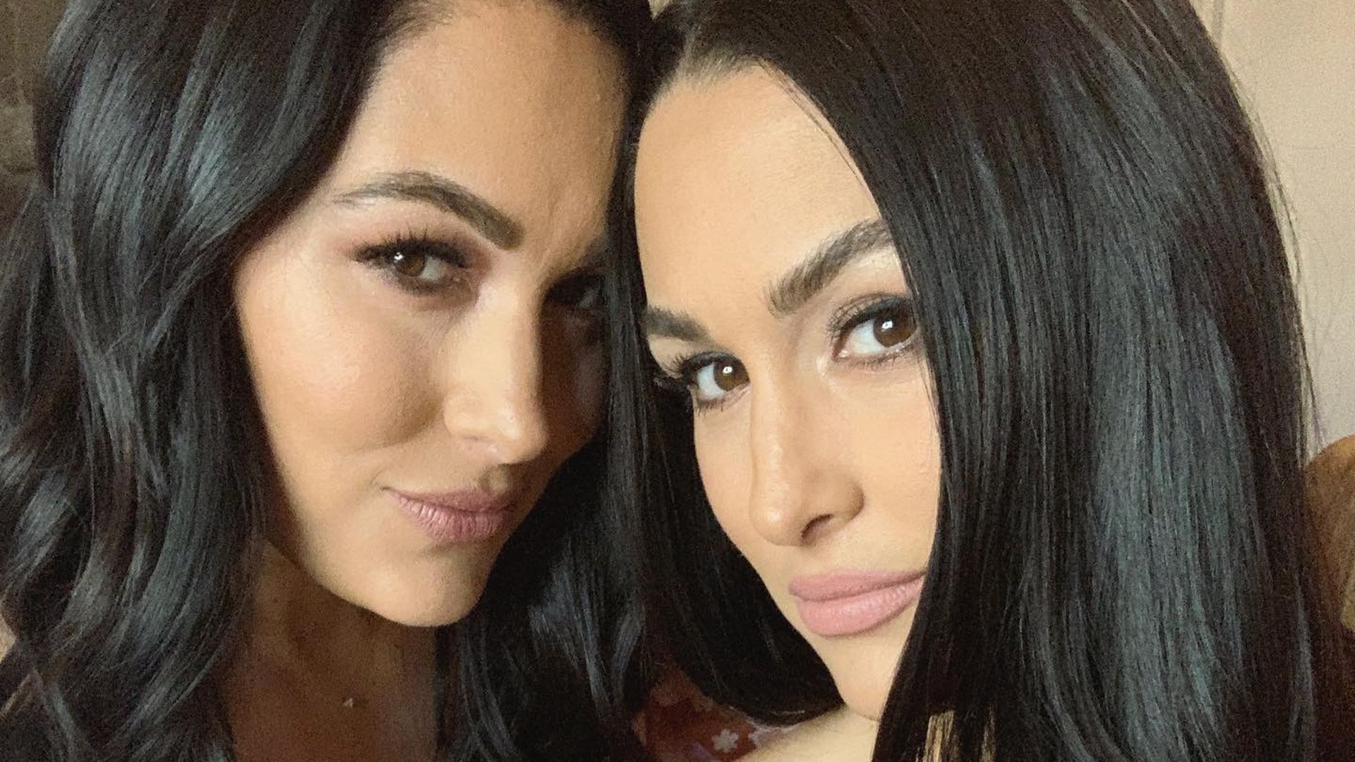 Nikki Bella feiert nach Scheidung von Ex mit Schwester Brie