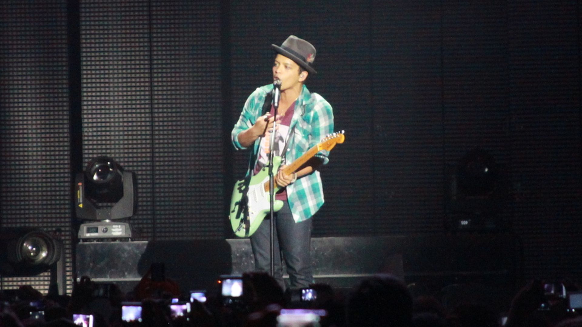 Bruno Mars gar nicht "lazy" in Berlin | Promiflash.de