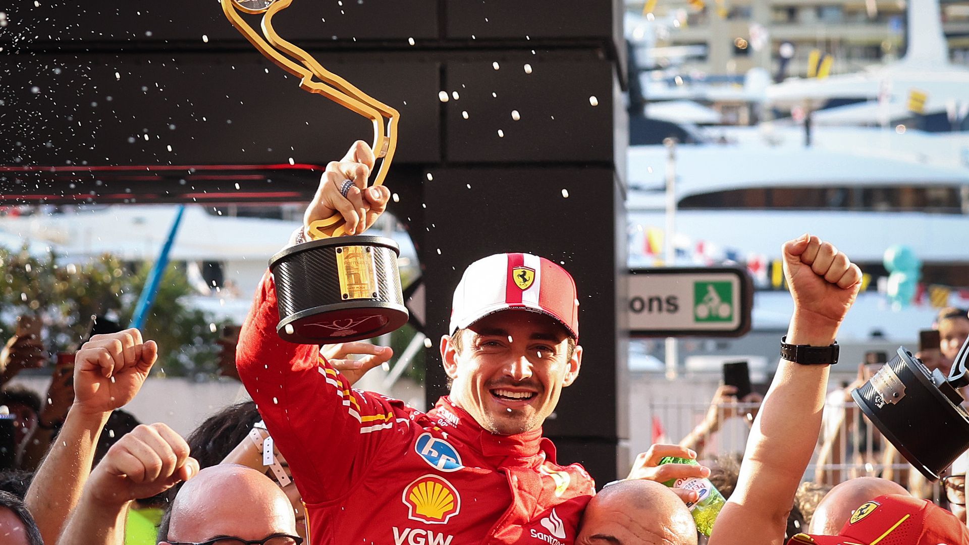 Charles Leclerc hüpft nach Formel-1-Sieg in Monaco ins Meer!