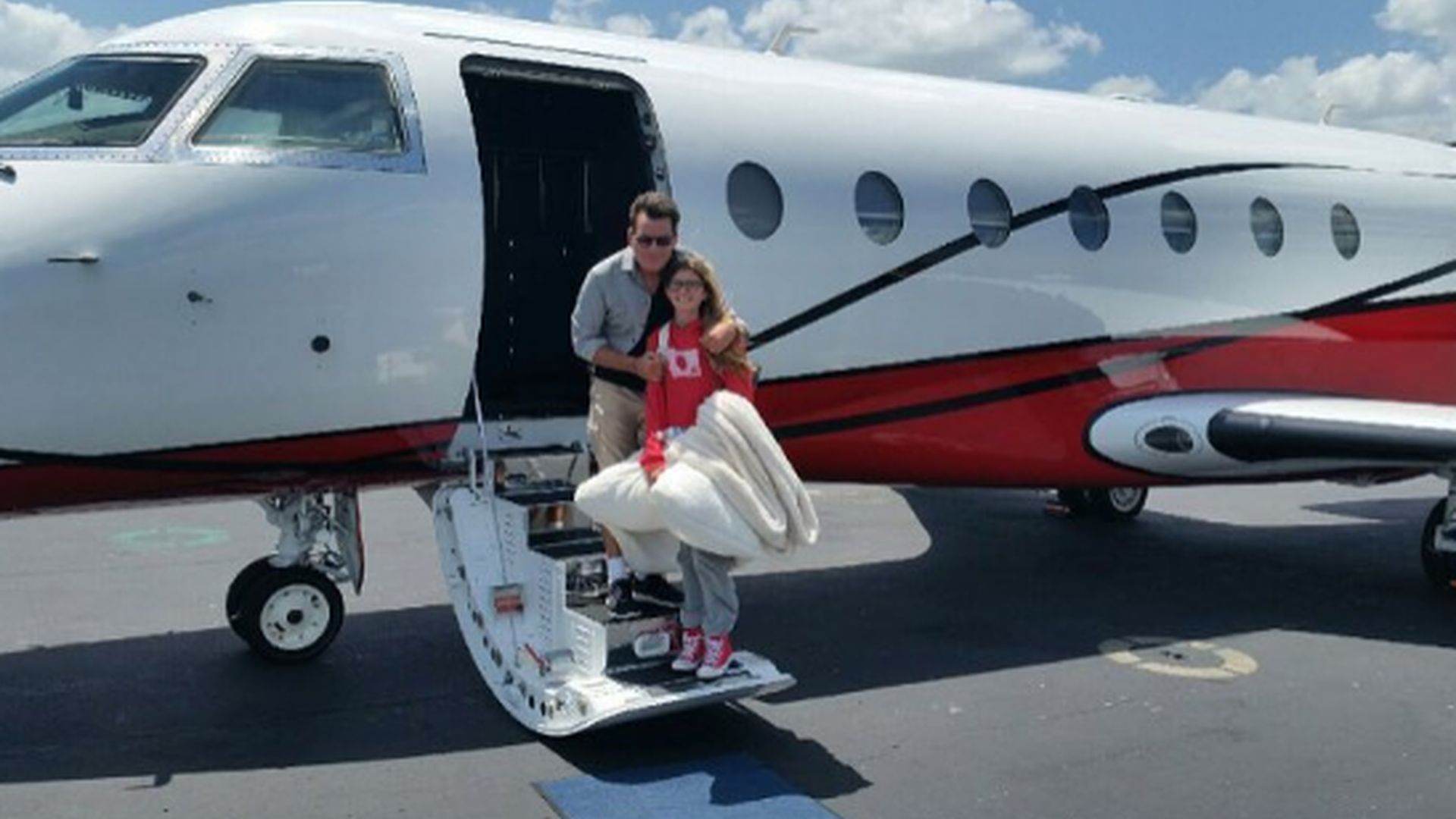 Mit Tochter im Privat-Jet: Charlie Sheen gibt den Superpapa | Promiflash.de