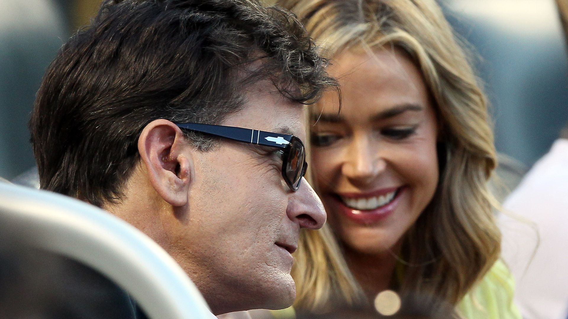 So verstehen sich Charlie Sheen und Ex Denise Richards heute