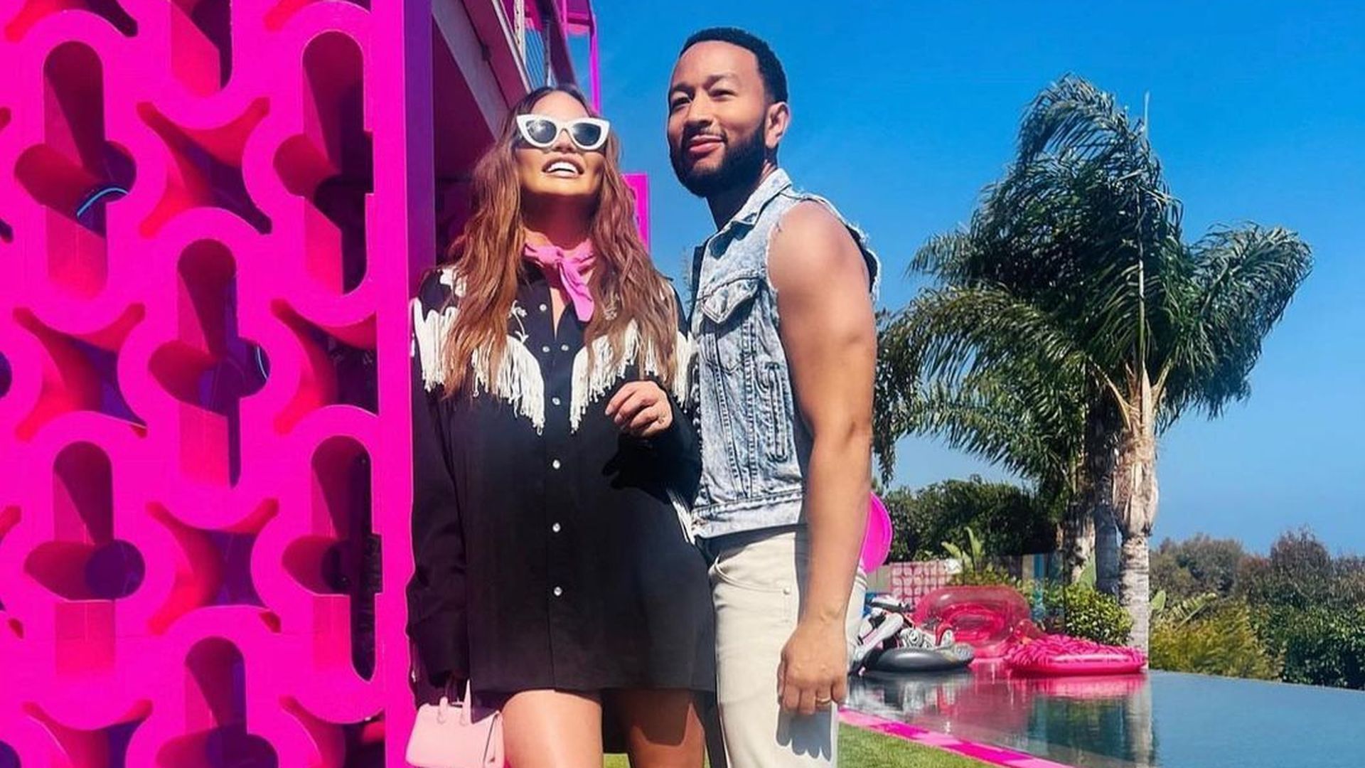 Chrissy Teigen und John schlafen mit Kids im Barbie-Paradies