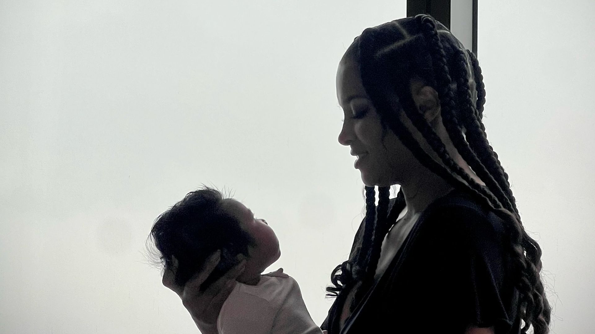 Neues Foto: Ciara kuschelt mit ihrer Tochter Amora Princess