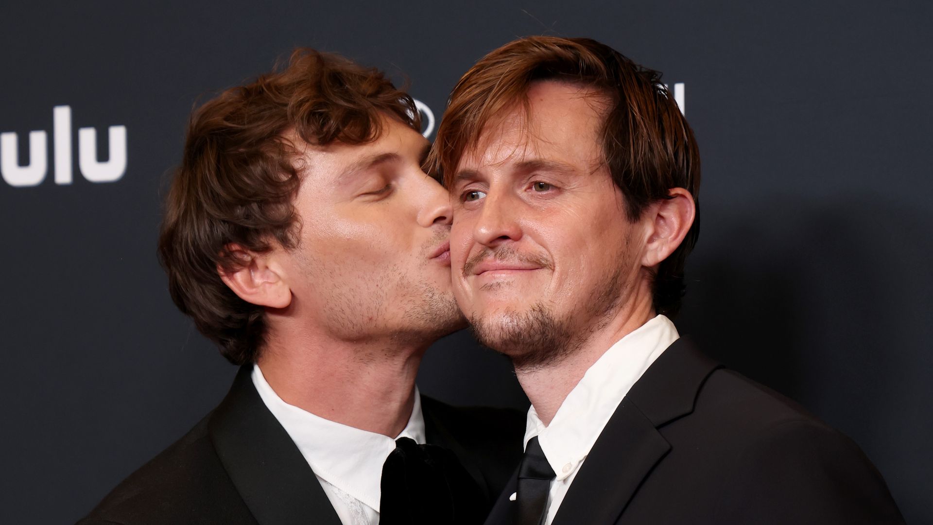 Cooper Koch turtelt mit Freund Stuart bei den GLAAD Awards