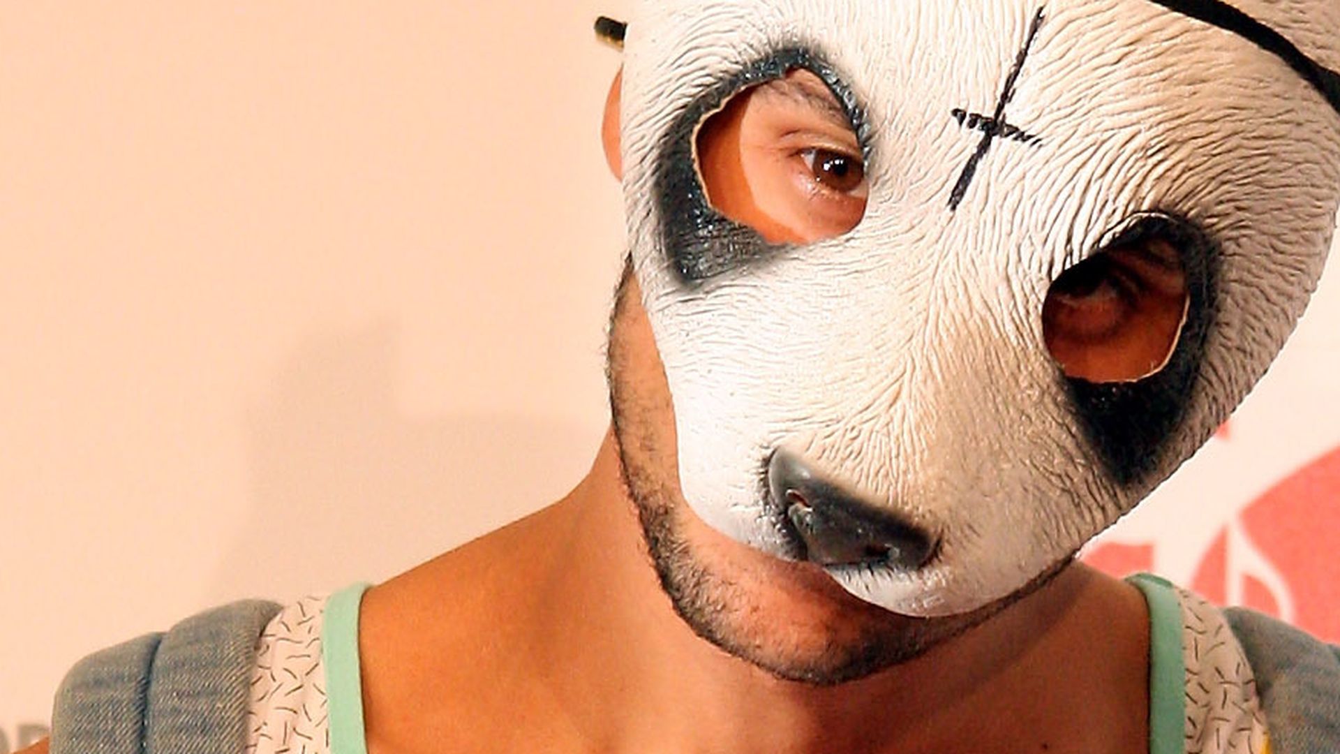 Ein Hübscher! So sieht Cro unter der Maske aus | Promiflash.de