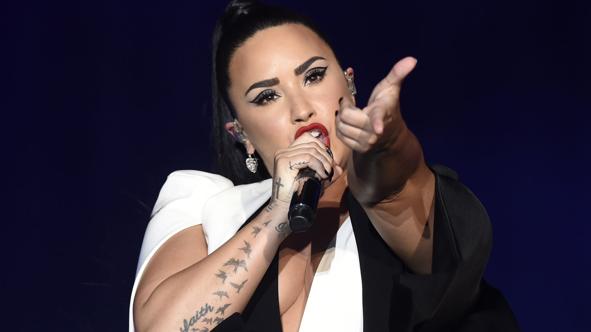 Neon Lights: Demi Lovatos Disco-Dance-Clip ist da! | Promiflash.de