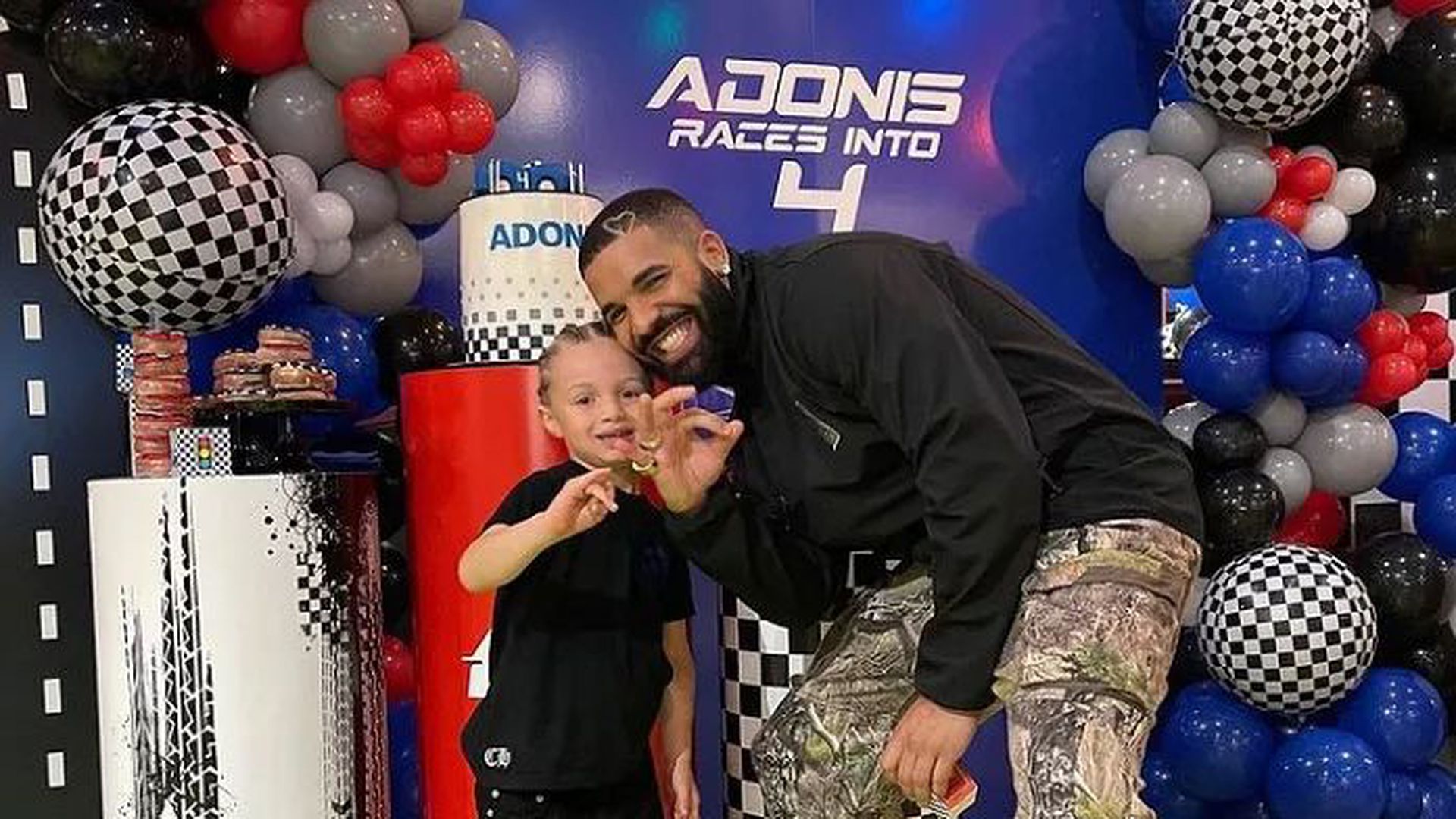 Zum Geburtstag: Drake teilt seltenes Foto mit Sohn Adonis