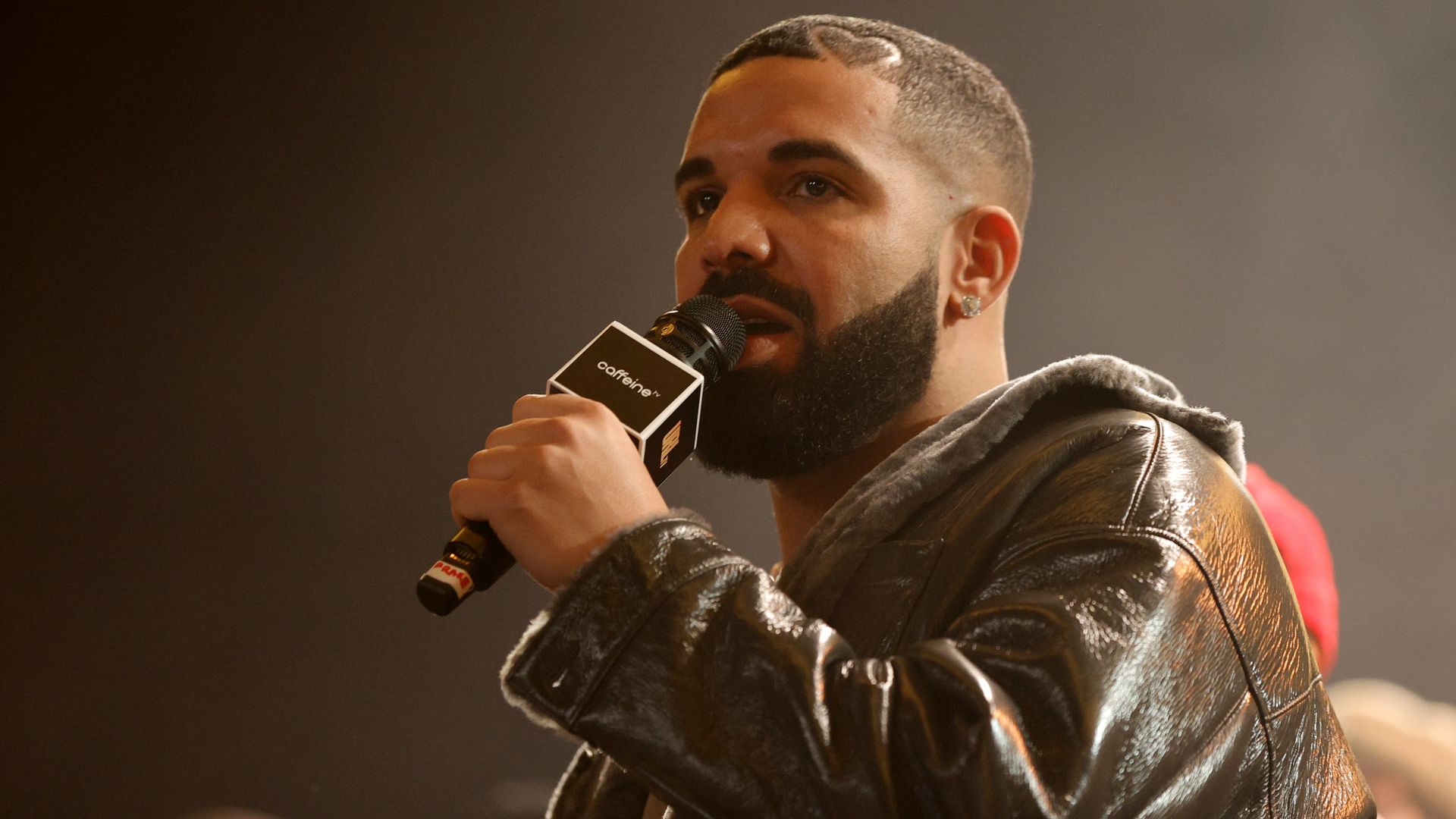 Nun hat es auch ihn getroffen: Fan wirft Drake mit Handy ab!