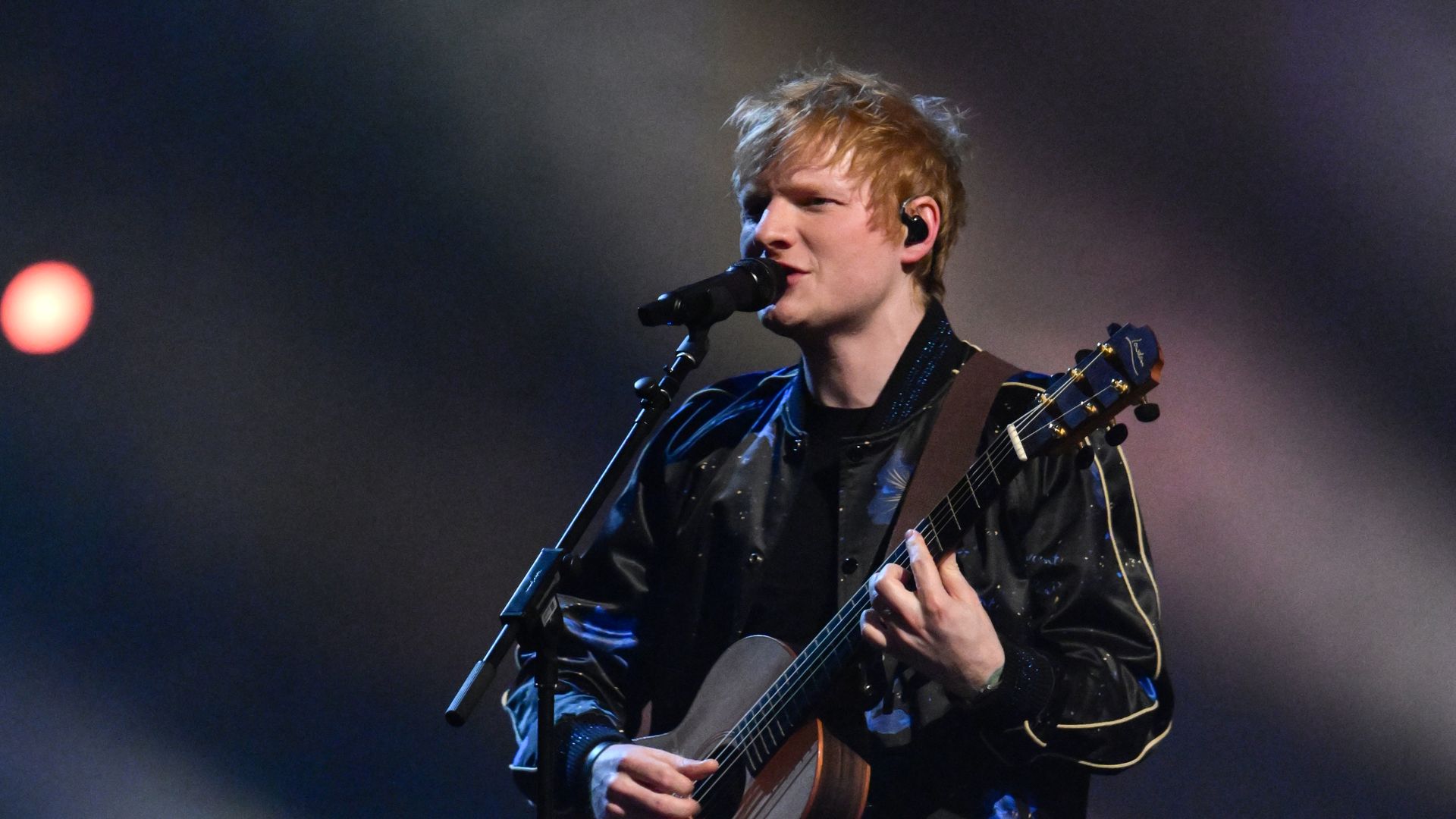 Fast 2.000 Euro: Karnevalisten ersteigern Ed Sheerans Krug