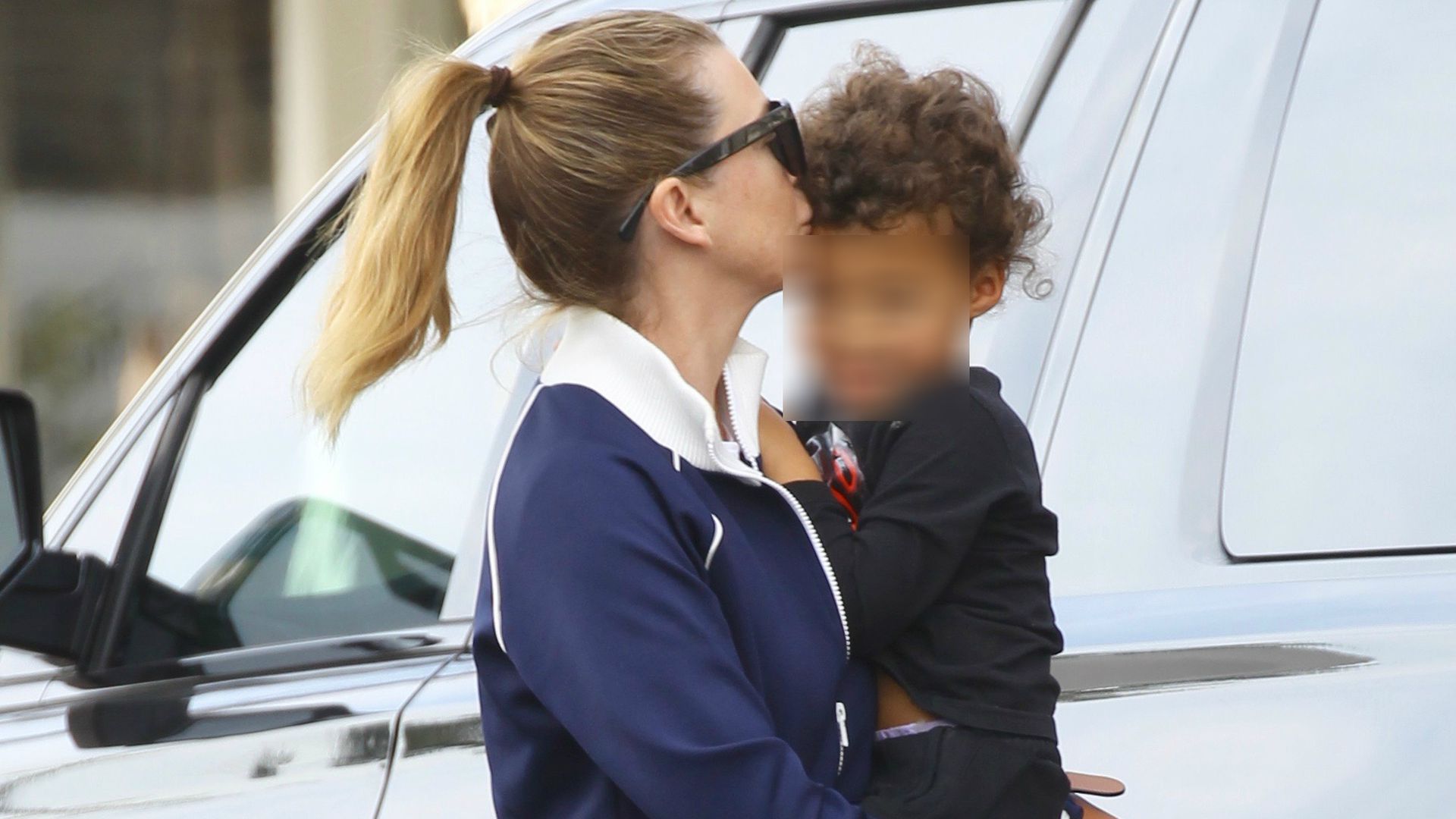 Herzig! Ellen Pompeo knutscht ihren Sohn Eli Christopher ab