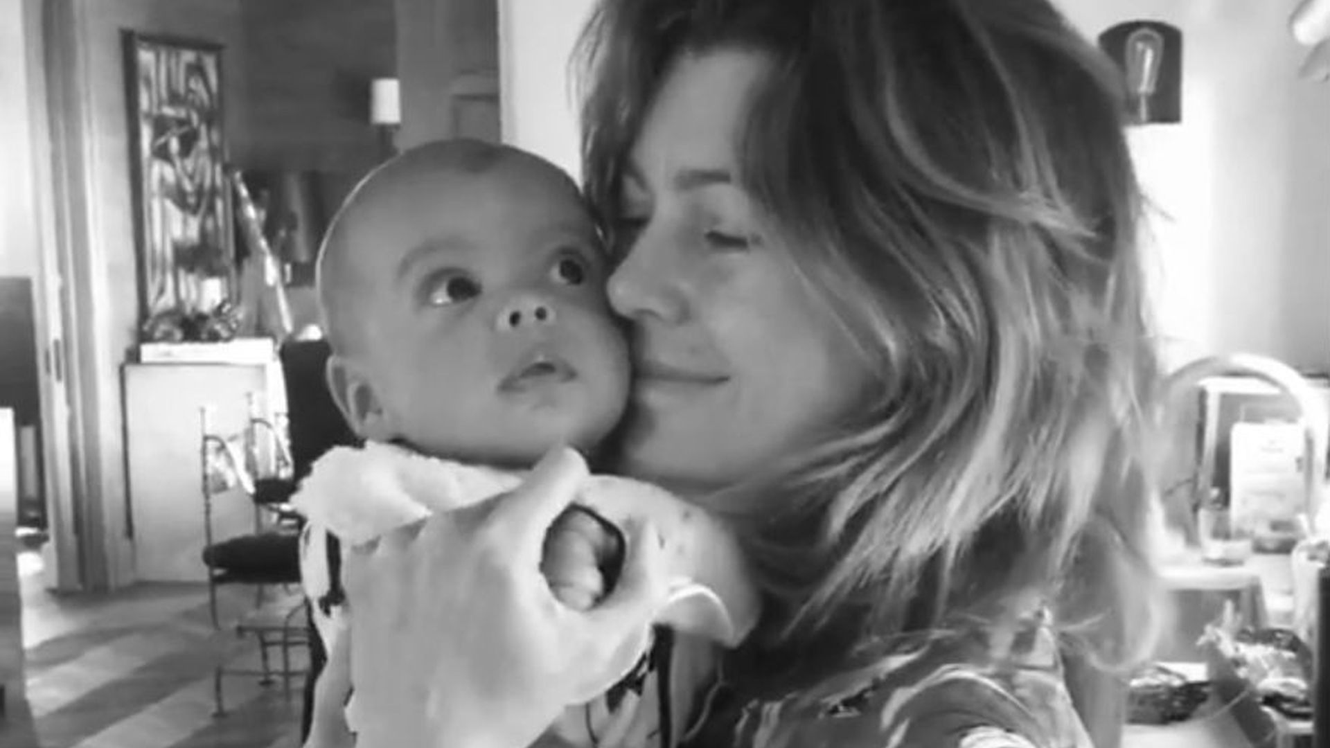 Niedliche Neujahrsgrüße: Ellen Pompeo tanzt mit Baby Eli! | Promiflash.de