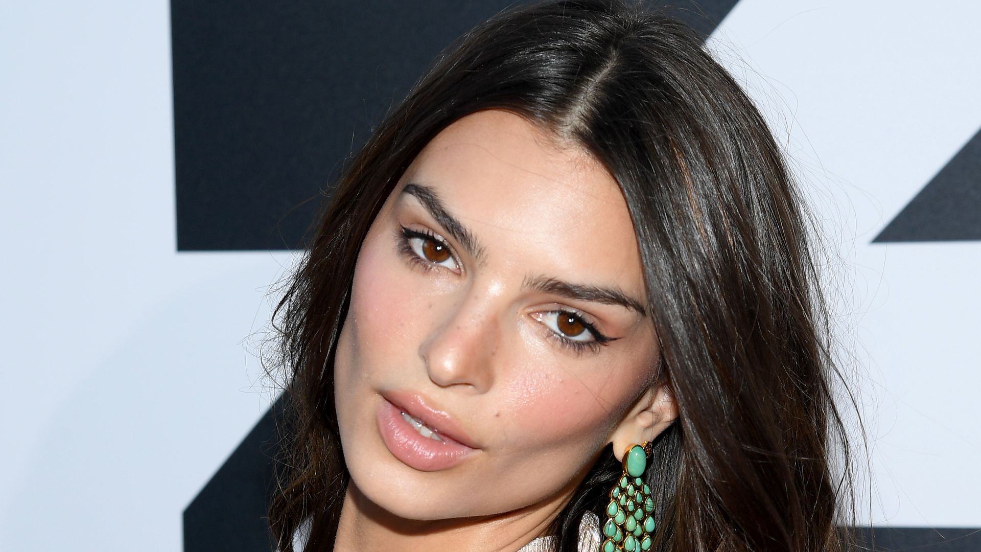 Frischer Cut? Emily Ratajkowski trägt jetzt Long Bob & Pony!