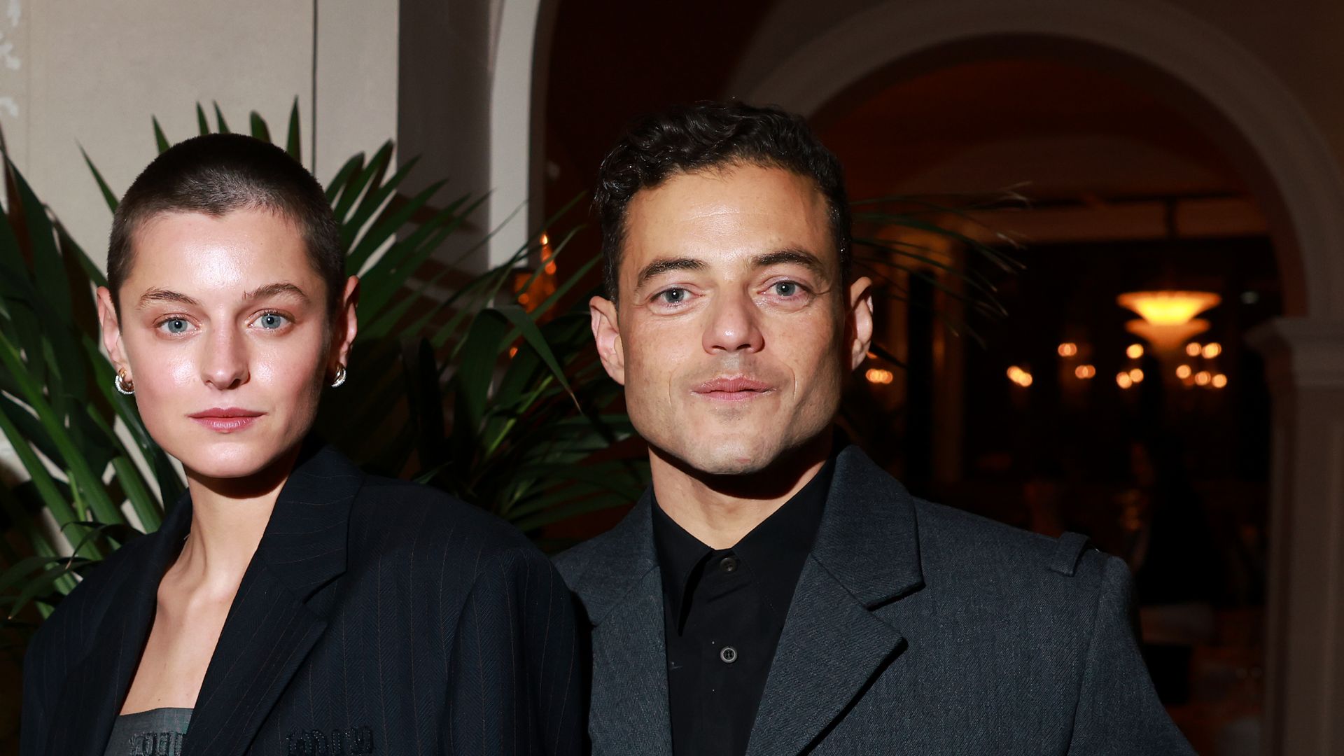Emma Corrin und Rami Malek genießen Datenight im Partnerlook