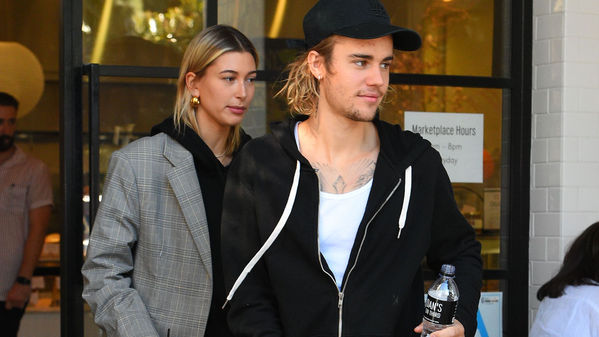 Justin und Hailey: Wird Hochzeitsfeier erneut verschoben? | Promiflash.de