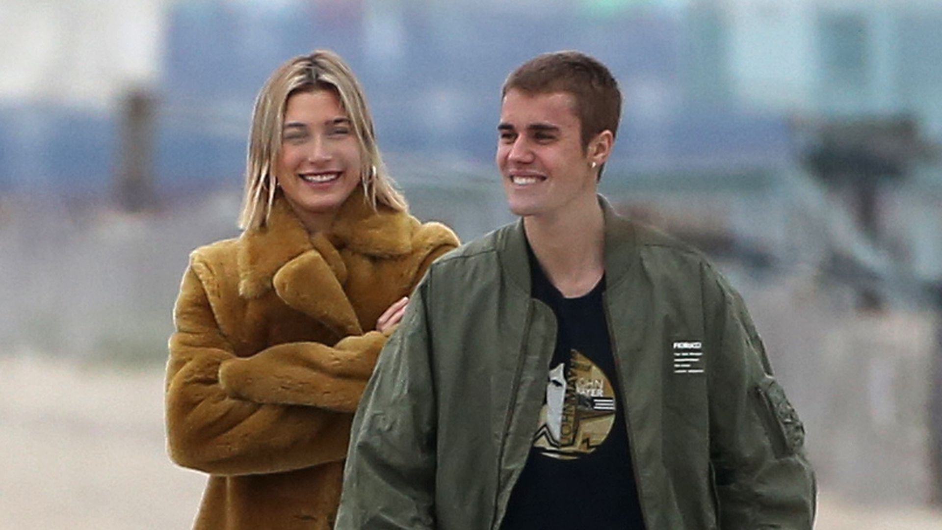 Justin & Hailey turteln bei Strand-Spaziergang um die Wette ...