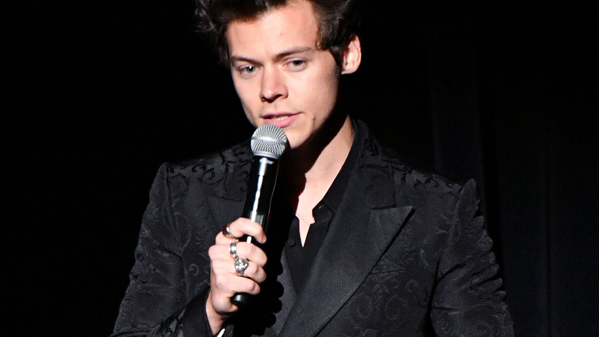 Vor Live-Publikum: Harry Styles hilft Fan mit Coming-Out! | Promiflash.de