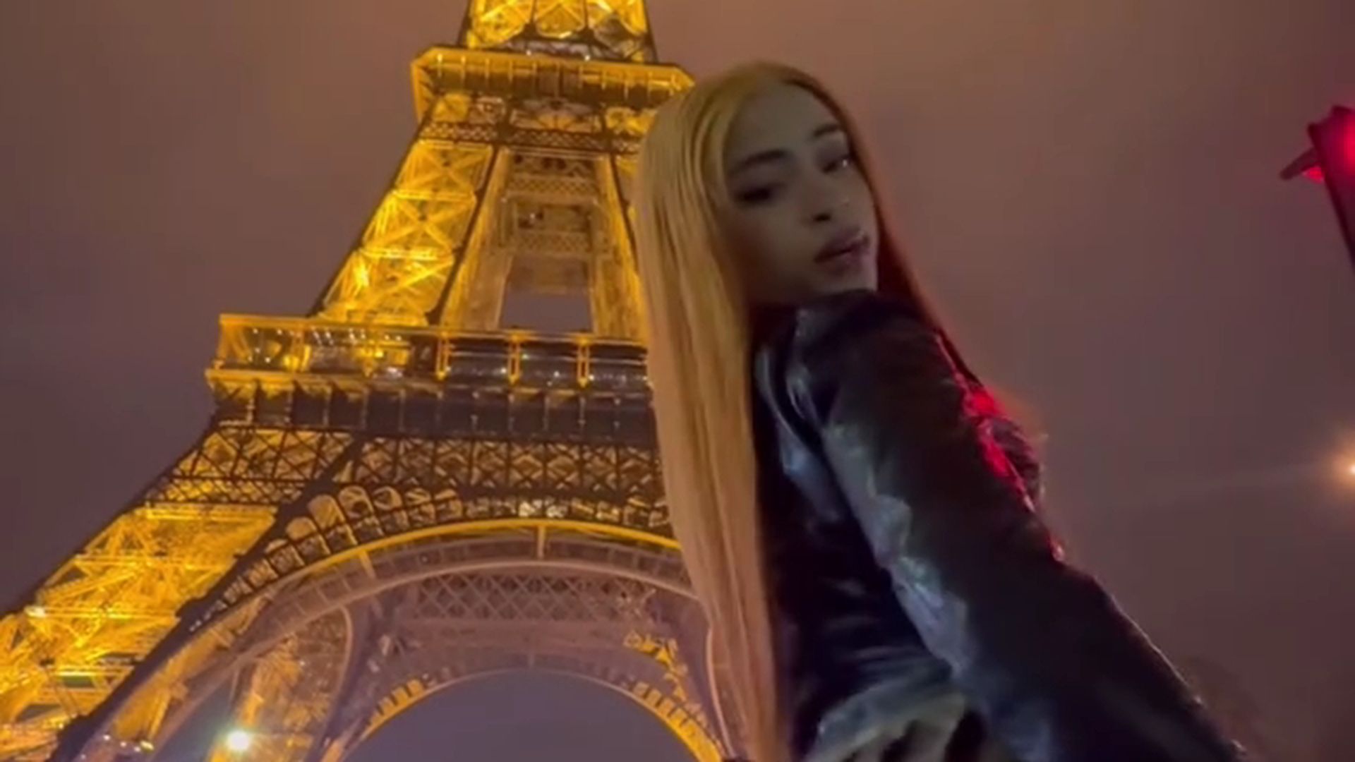 Ice Spice entblößt ihren nackten Po vor Pariser Eiffelturm