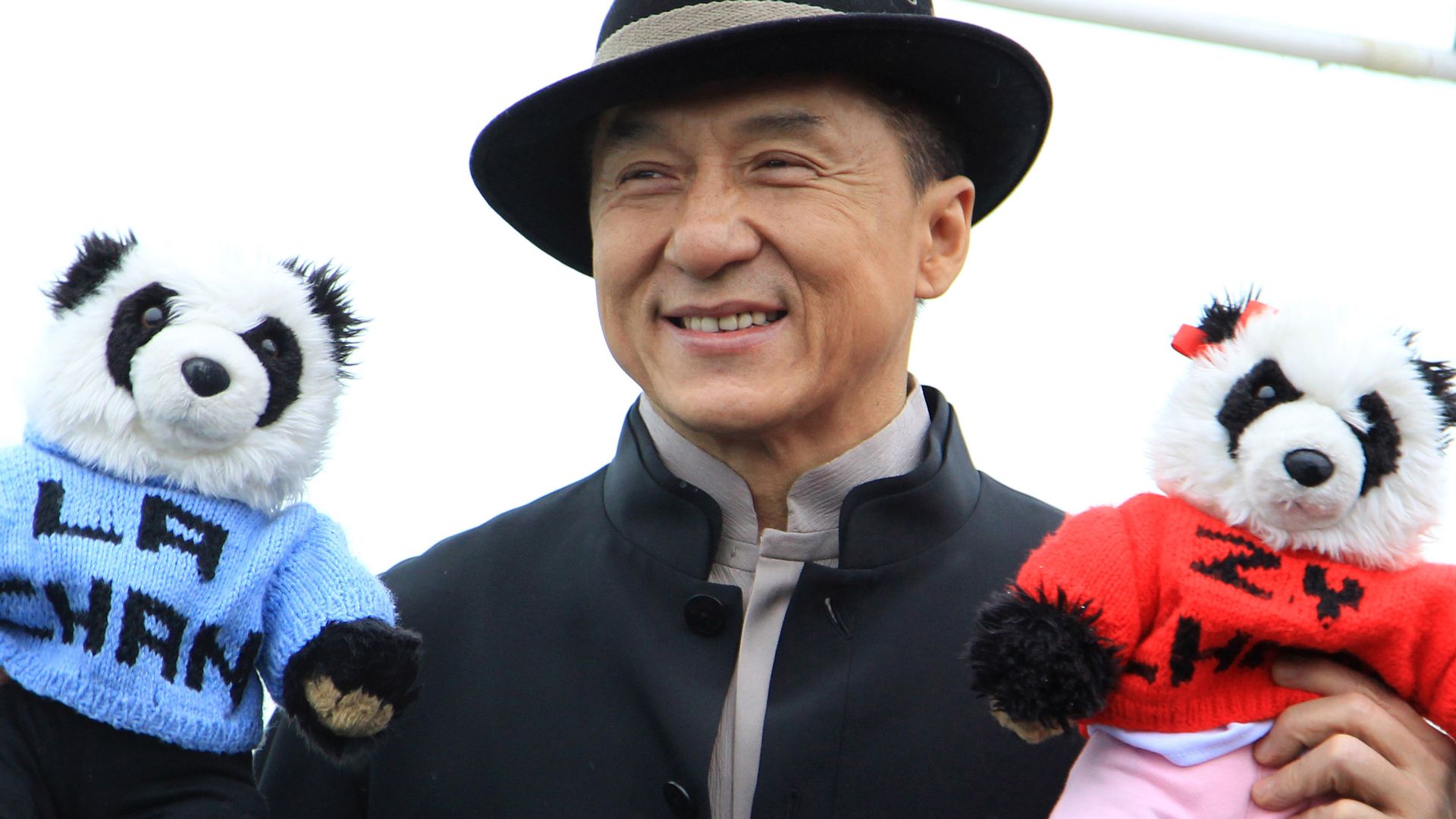 Verspielt: Jackie Chan posiert mit Plüsch-Pandas | Promiflash.de
