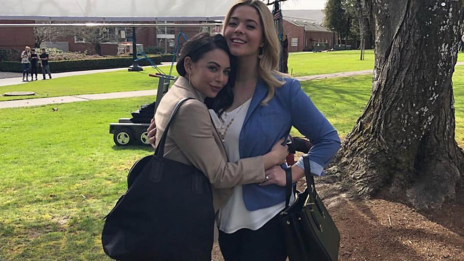 PLL-Reunion: Janel & Sasha wieder zusammen vor der Kamera! | Promiflash.de