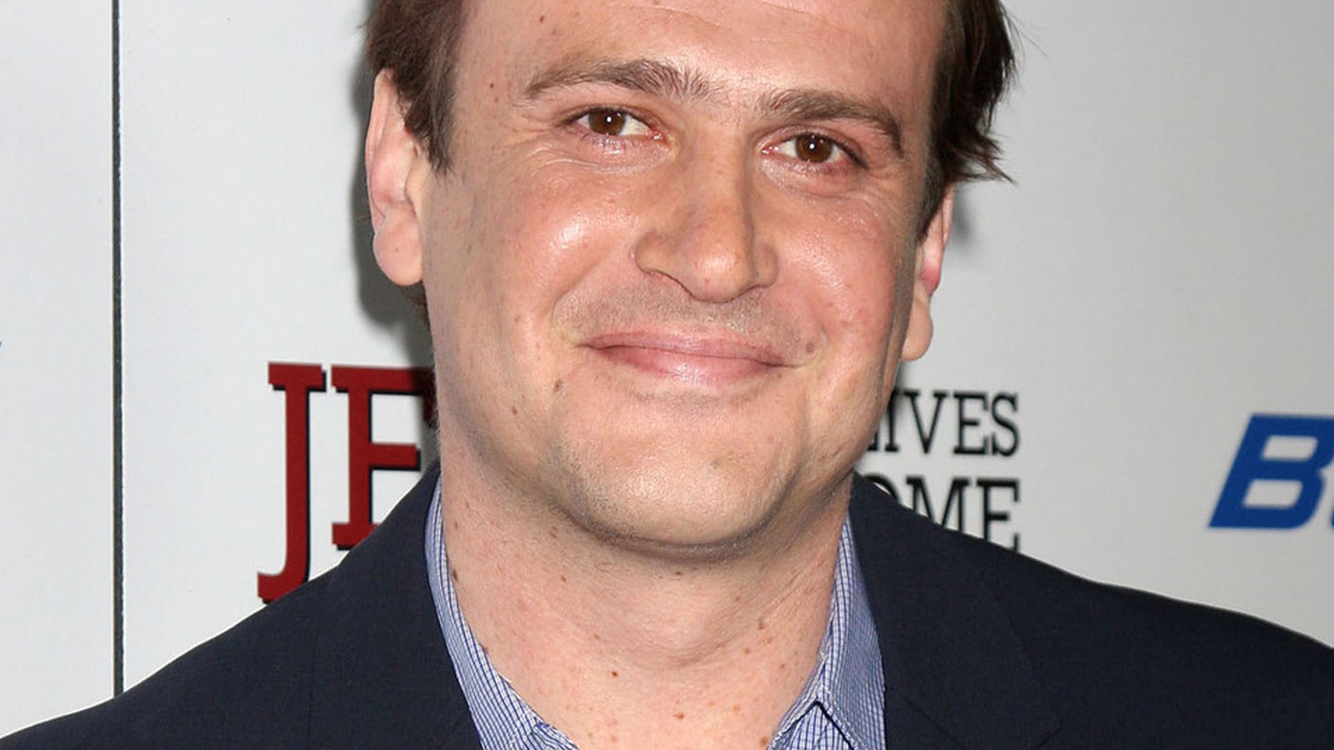 Jason Segel bestätigt Beziehungsgerüchte! | Promiflash.de