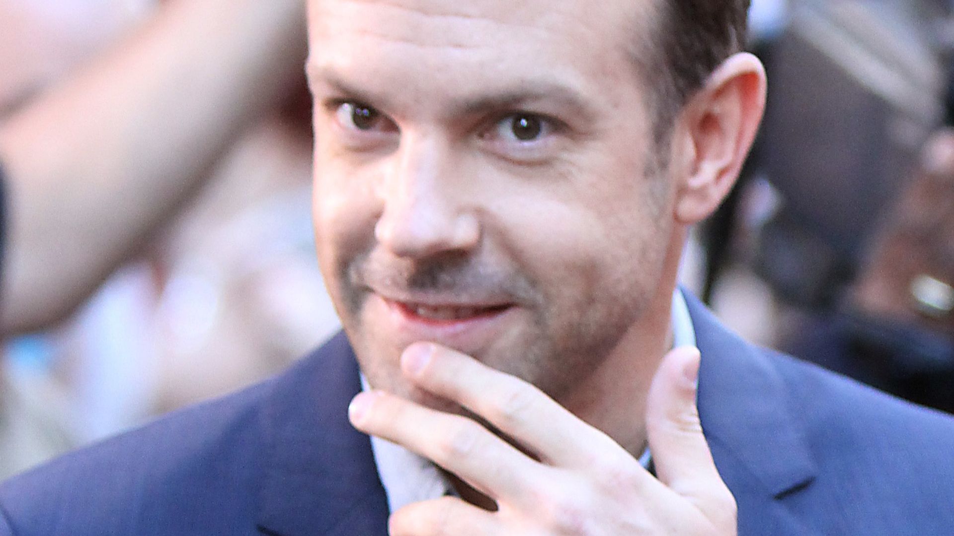 Jason Sudeikis schwört: "Ich kann nicht riechen" | Promiflash.de