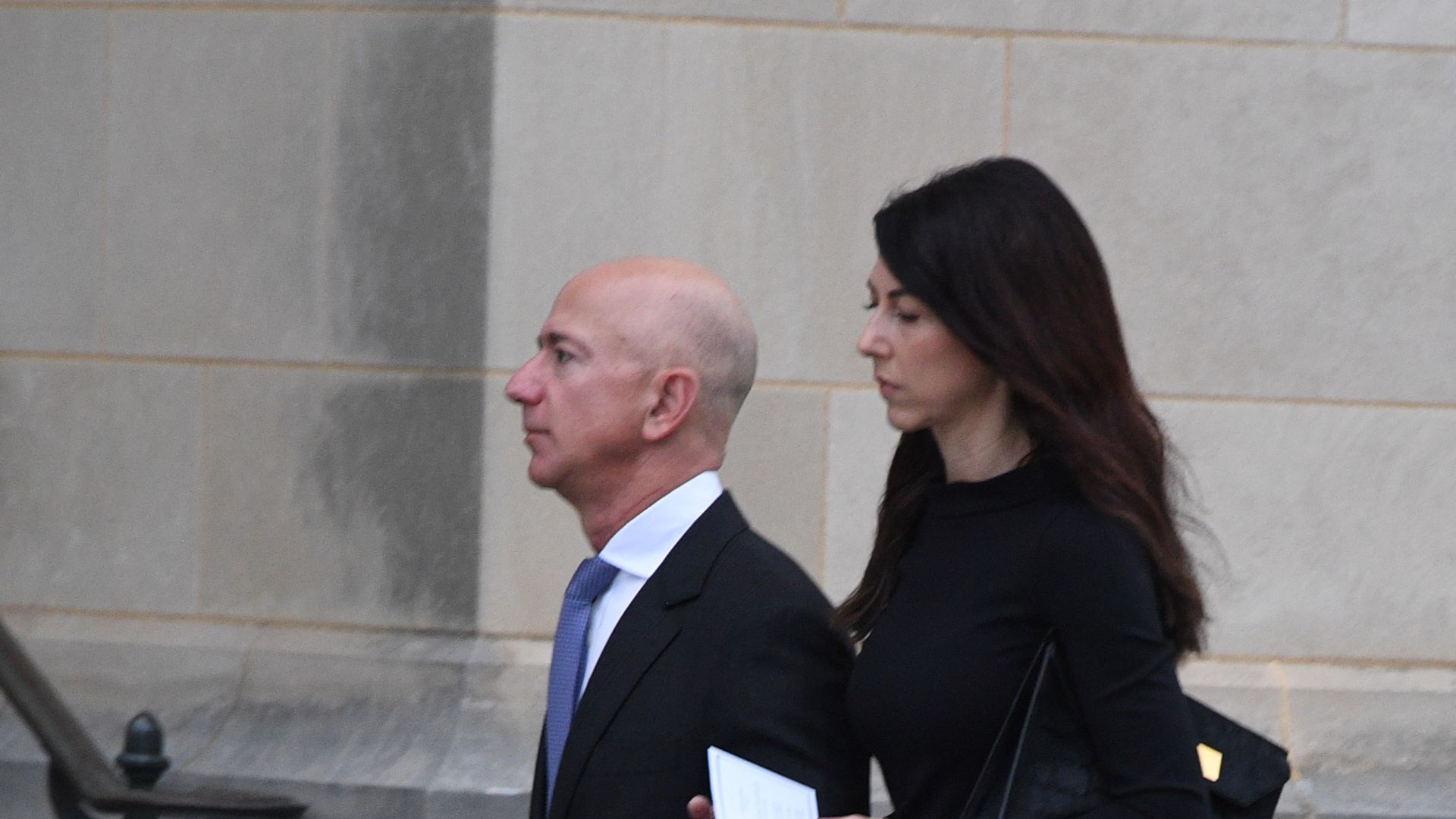 Kein Ehevertrag: Amazon Gründer Jeff Bezos muss blechen! | Promiflash.de