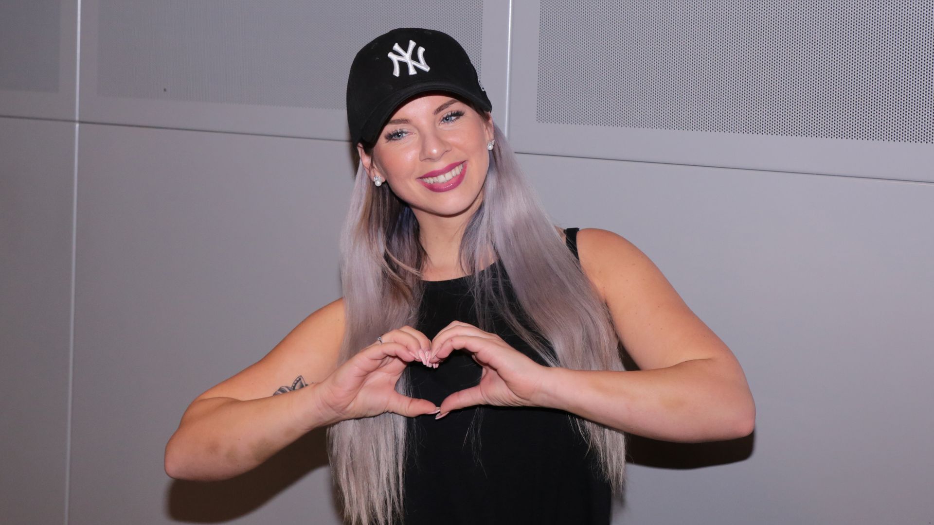 Dschungel-Queen: Jenny bedankt sich bei ihren Promi-Fans | Promiflash.de