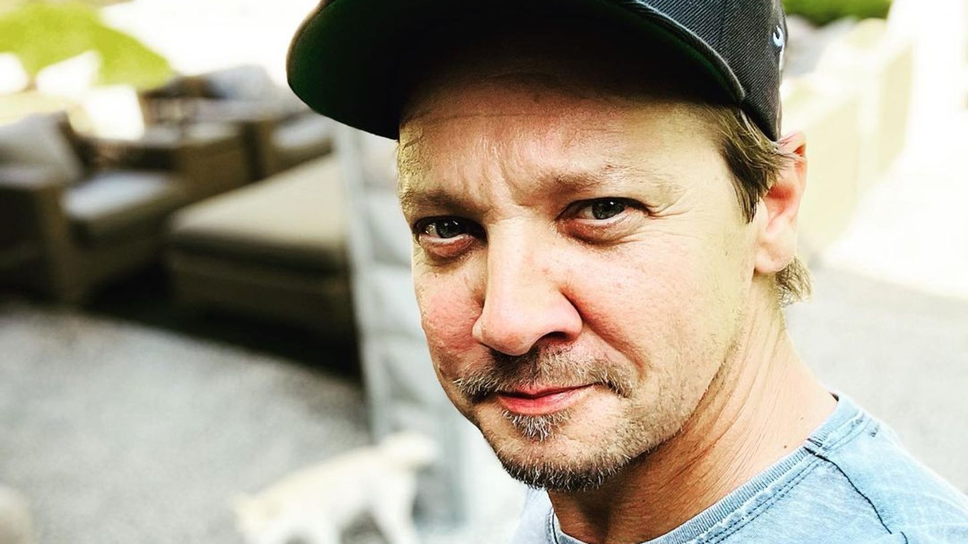 Jeremy Renner lächelt nach Schneepflugunfall wieder im Netz