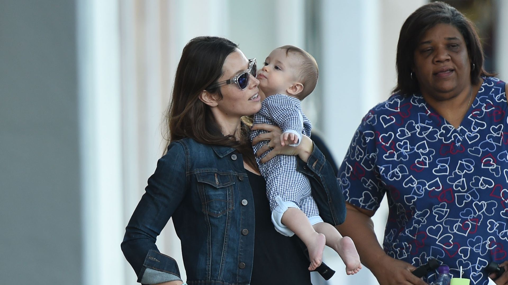 Jessica Biel & Baby Silas: So geht eine Power-Mama spazieren