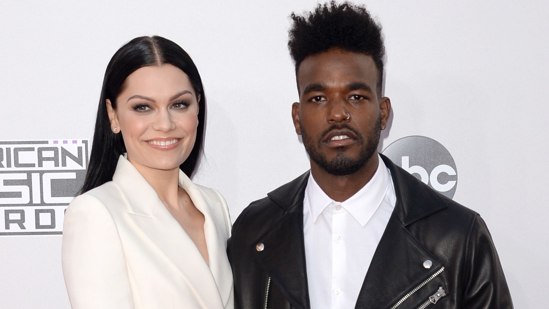 Jessie J gesteht: "Ich bin nicht in Luke verliebt" | Promiflash.de
