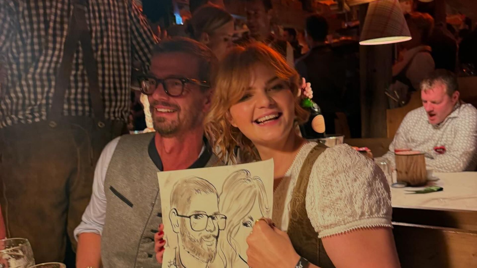 Joko Winterscheidt feiert mit Sophie Passmann auf der Wiesn