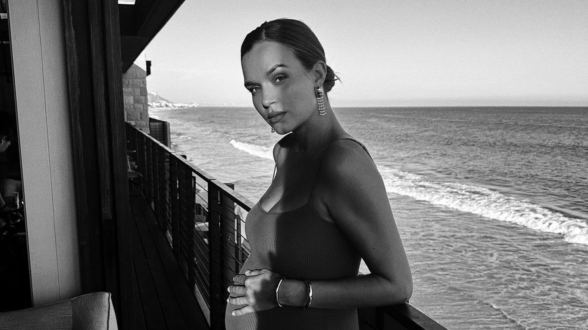 Achter Monat: Schwangere Josephine Skriver kämpft mit Hitze