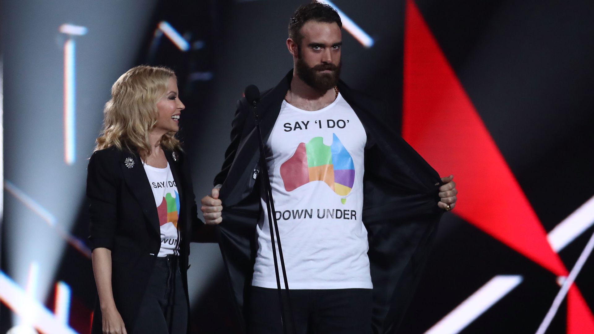 Po-Blitzer! Kylie Minogue lässt die Hüllen fallen | Promiflash.de