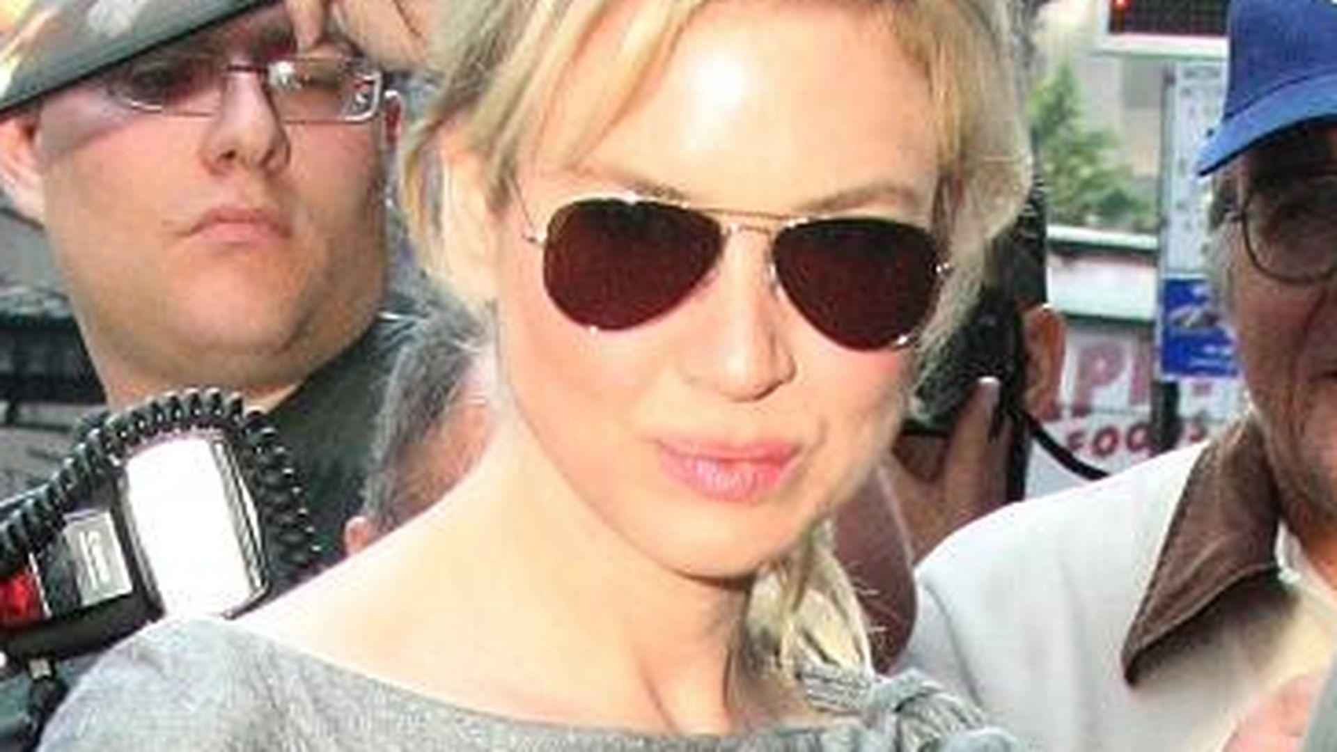 Renee Zellweger macht sich locker | Promiflash.de